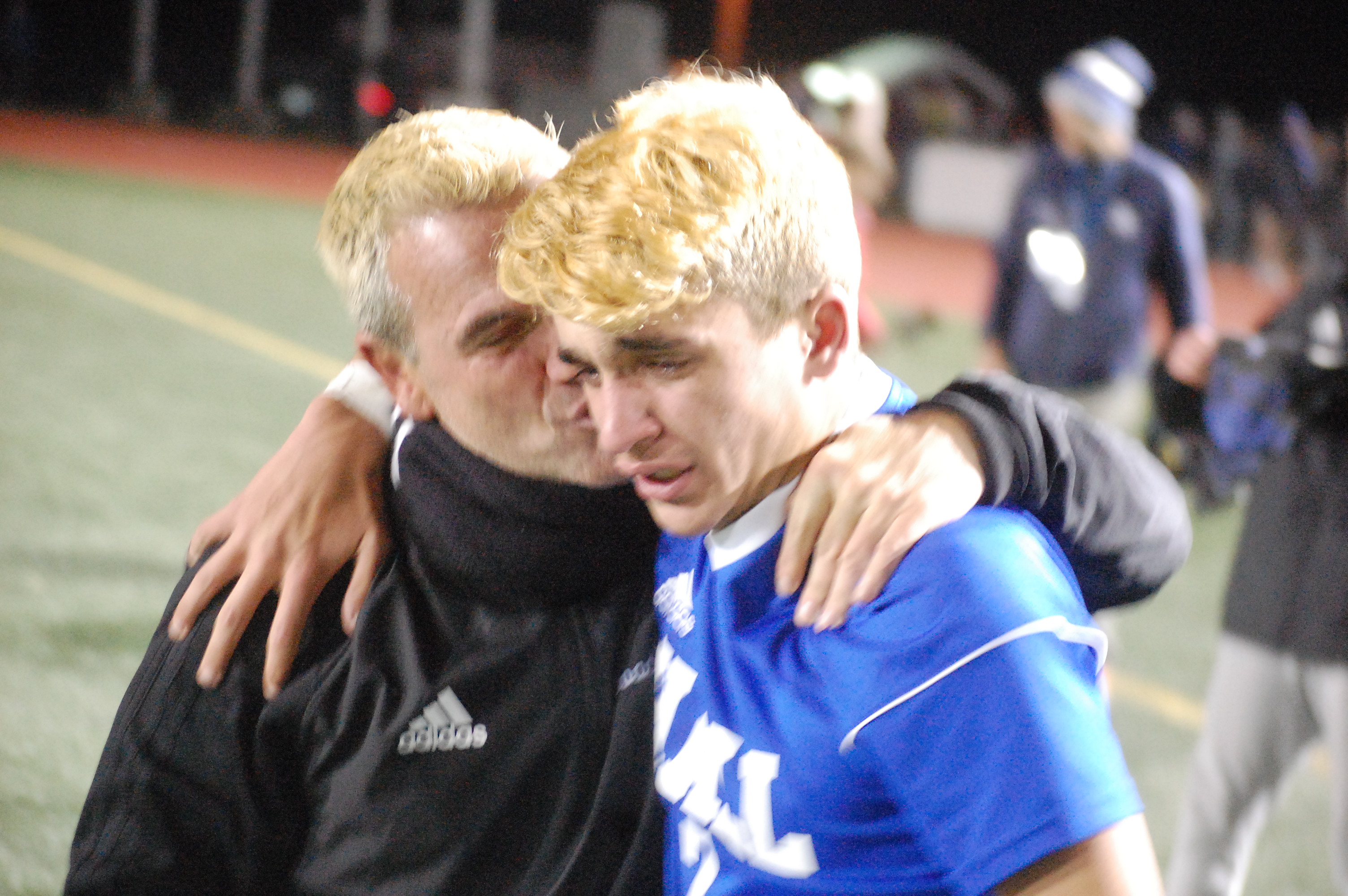 Zeke kisses son Drew - We-Ha | West Hartford News